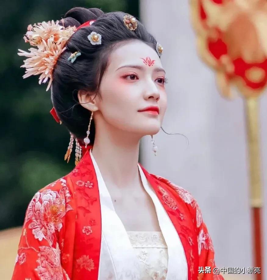 Watching different stars perform Qinglou Hua Kui, who do you think is ...