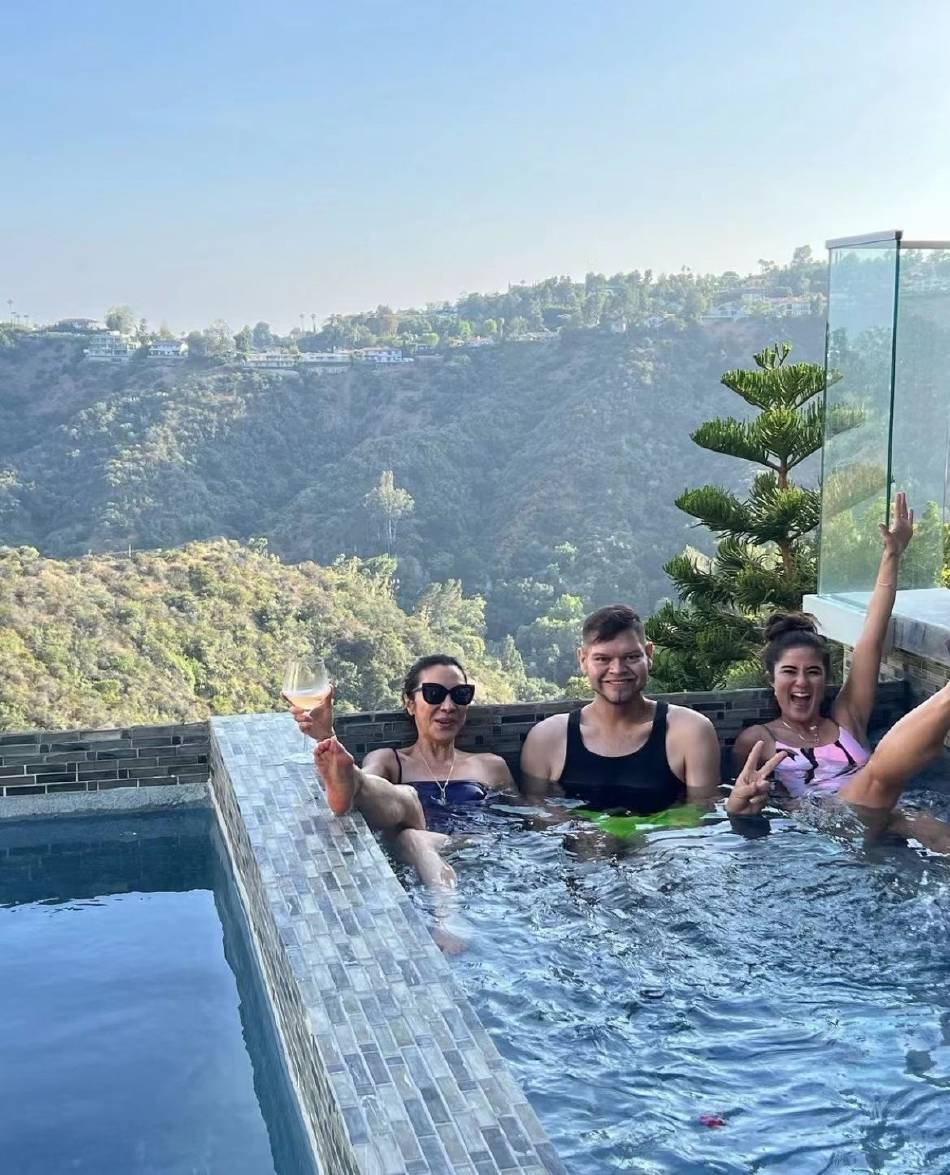 Michelle Yeoh appeared in the mountain view mansion and had a good time ...