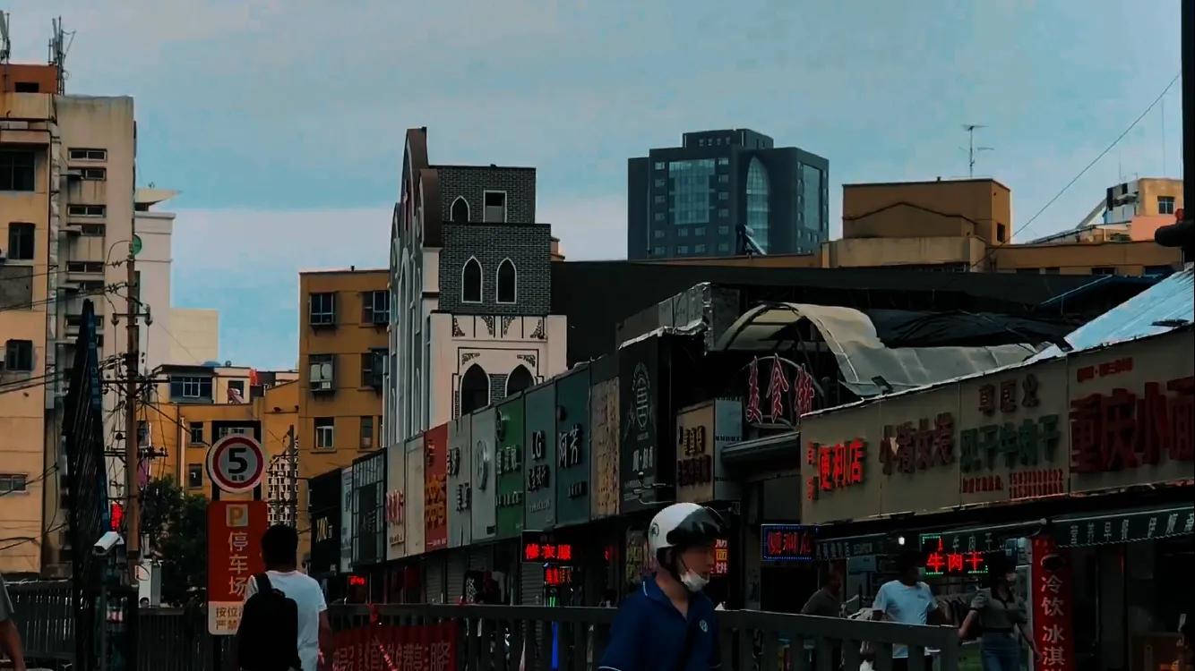 There is a hundred-year-old building next to the Erqi Pagoda, which can ...