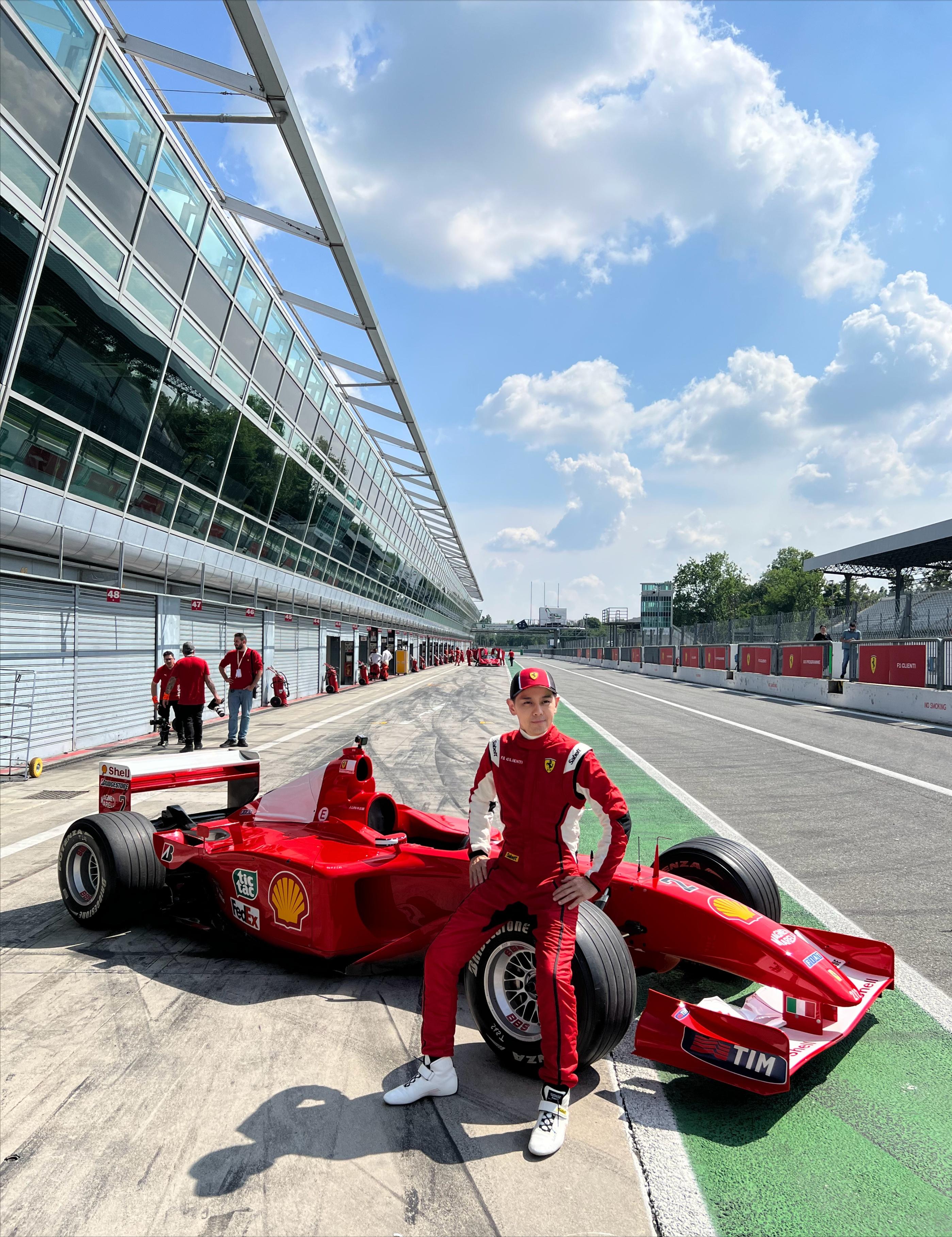 Lin Zhiying shows off his racing suit, and will appear on the F1 field ...