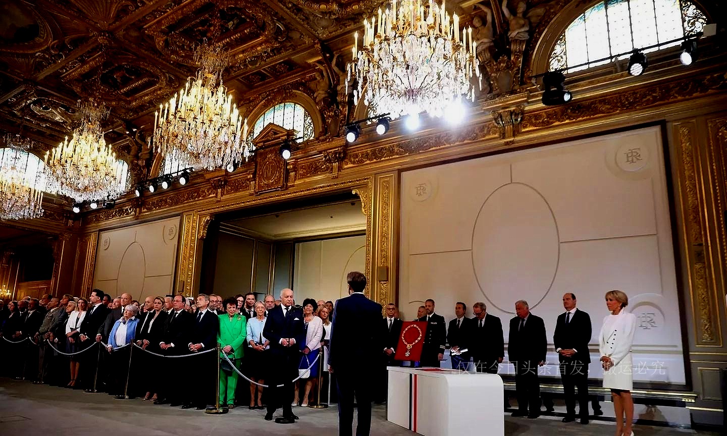 Macron's 72-year-old mother attended the inauguration ceremony, wearing ...