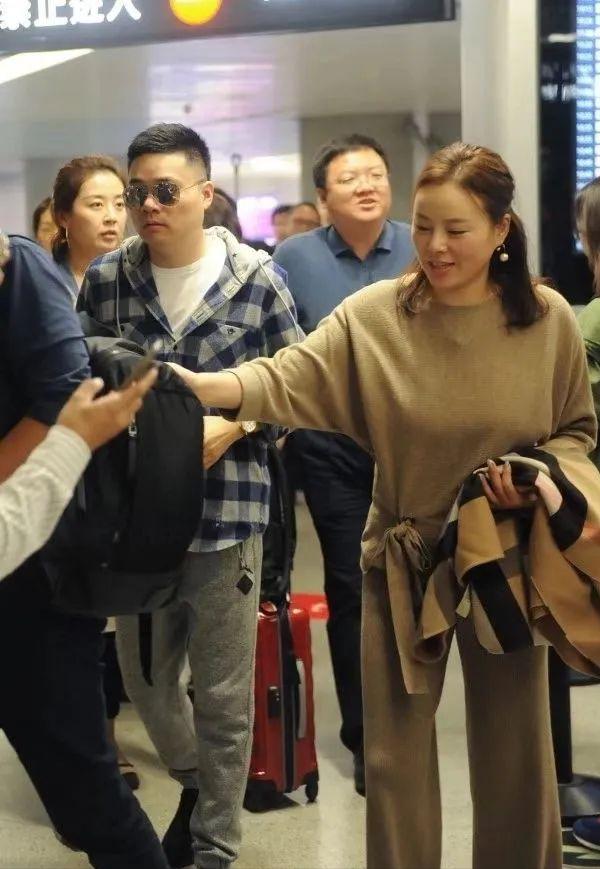 Ding Junhui's rich wife has good taste, she wears "loose style" elegant ...