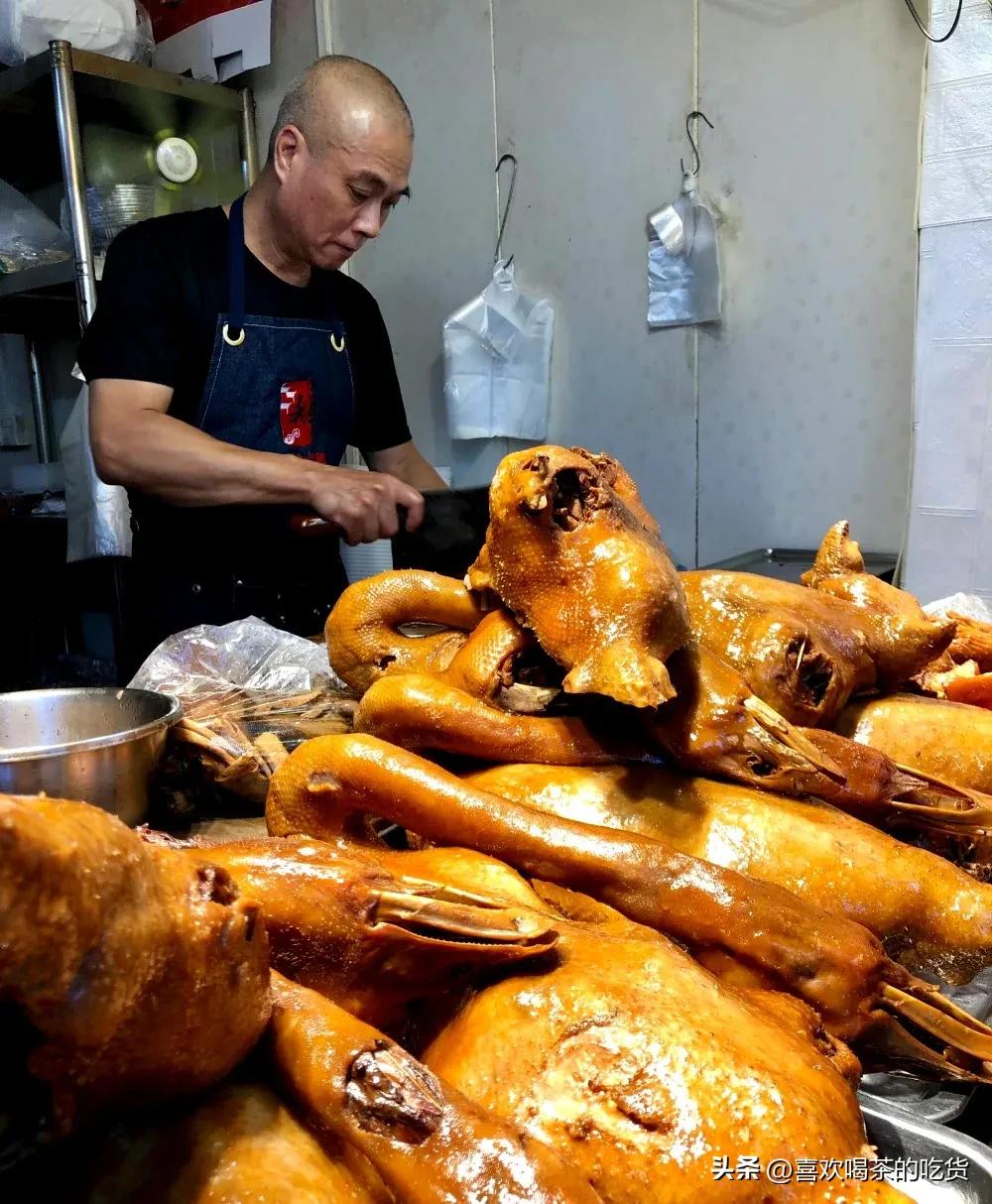 A goose meat shop full of people - iMedia