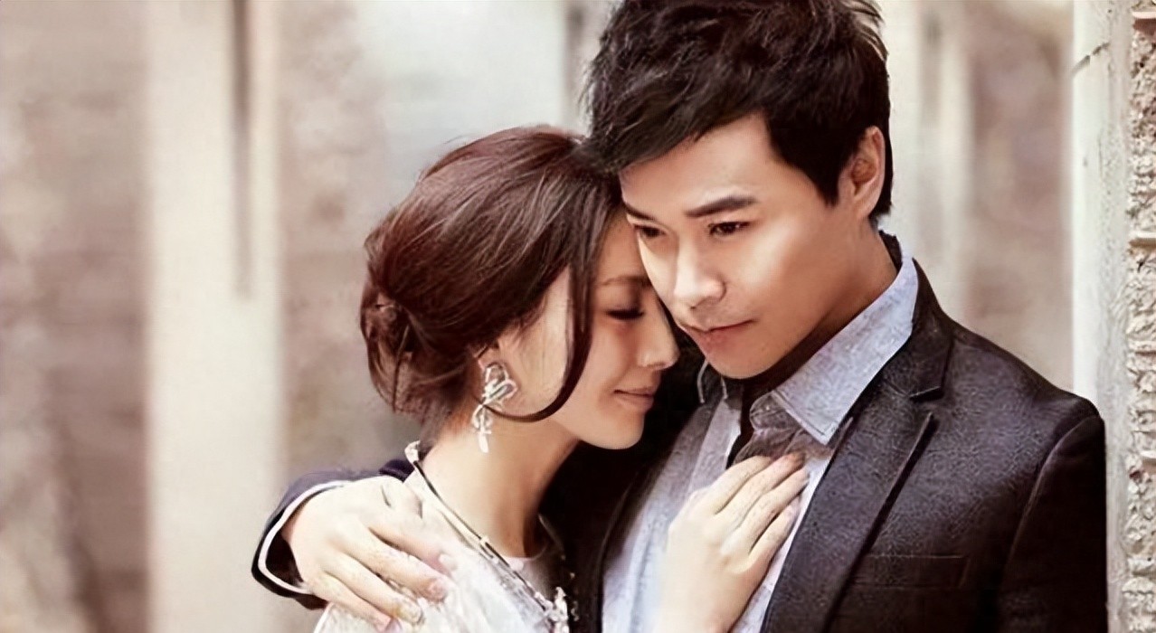 She is Chen Sicheng's ex-girlfriend. She looks like Liu Tao. She got divorced after half a year ...