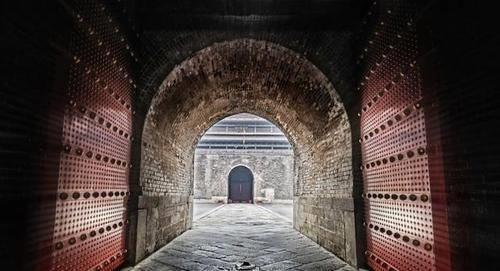 Why were ladders and tunnels often used to attack cities in ancient ...