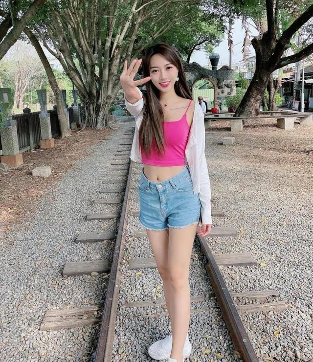 Taiwan female anchor! Long legs and slim waist, who wouldn't be moved ...