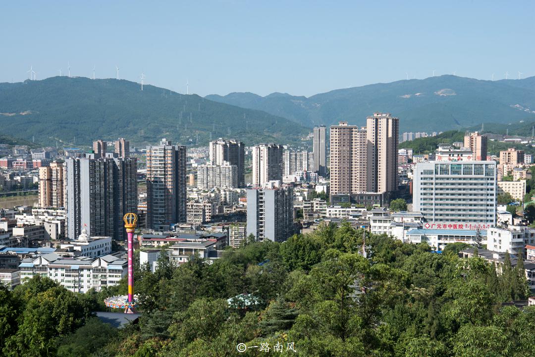 A real shot of Guangyuan, a fifth-tier city in Sichuan, with few people ...