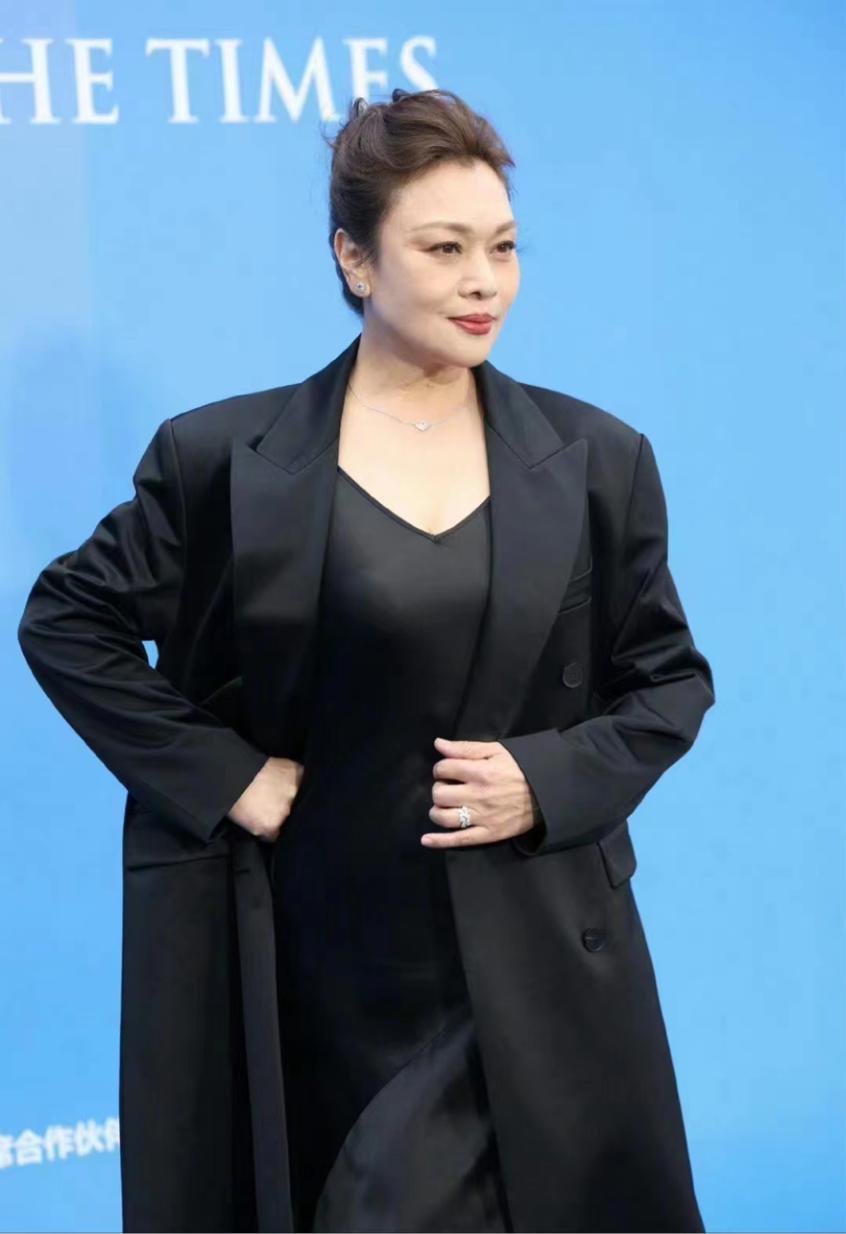 58-year-old Shi Ke finally got the hang of it. Long skirts and long ...