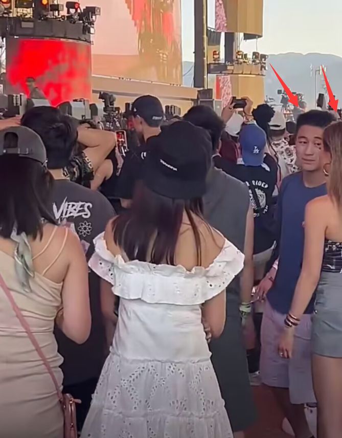 He Youjun watched Wang Jiaer's concert in Thailand, chatted closely with foreign girls, and his ...