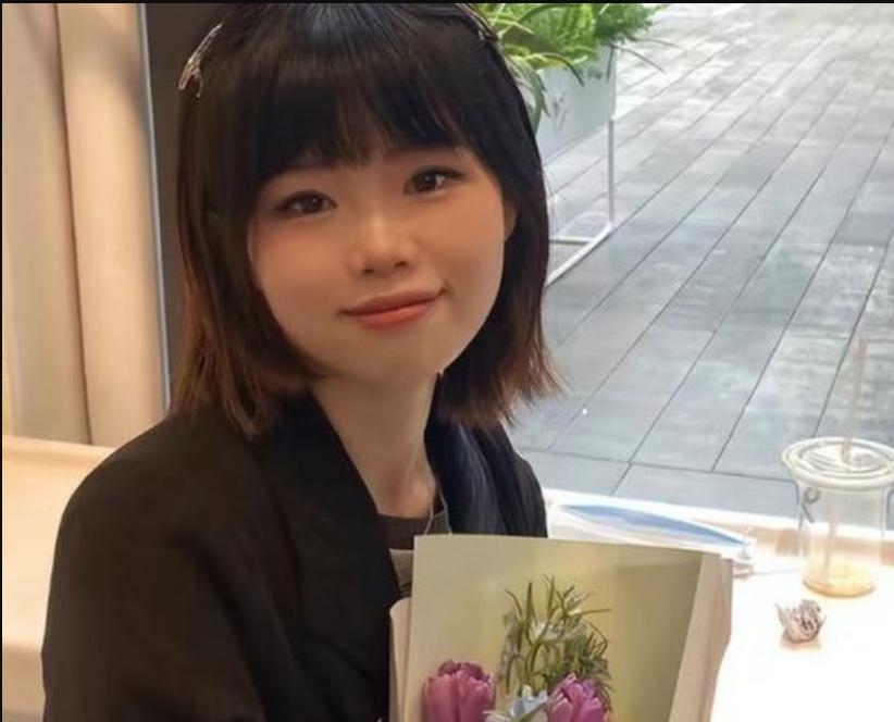 Sun Yue live-streamed with Luo Yuming, a professor at Fudan University ...