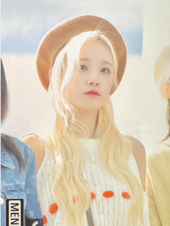 A live-action doll?Song Yuqi's latest airport look, beret and blonde ...