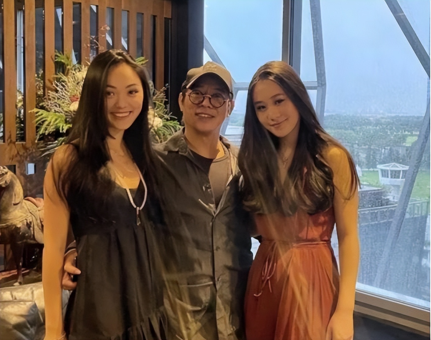 Both are Jet Li's own flesh and blood, Huang Qiuyan and Li Zhi's daughter, but they live in ...