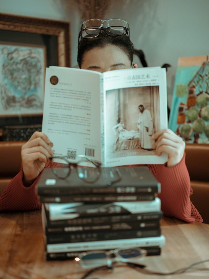 Mei Ting and her son read with three pairs of glasses to attract ...