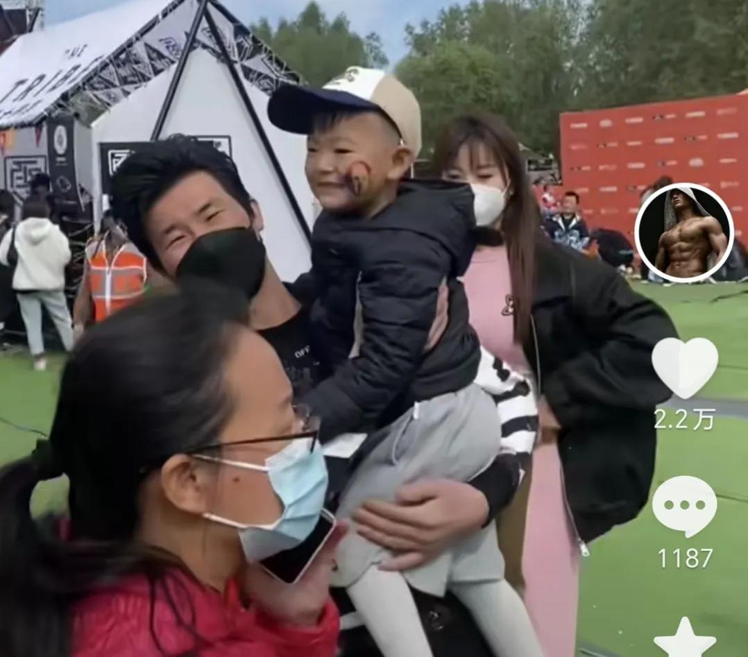 Gazi Xie Mengwei is too daring! Surrounded by four beauties in bikinis ...