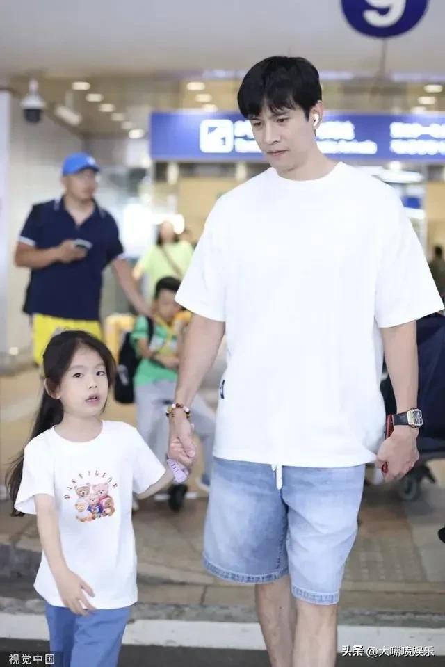 Jing Chao and his daughter Xiaonian Gao appeared at the airport and compared their hearts to the ...