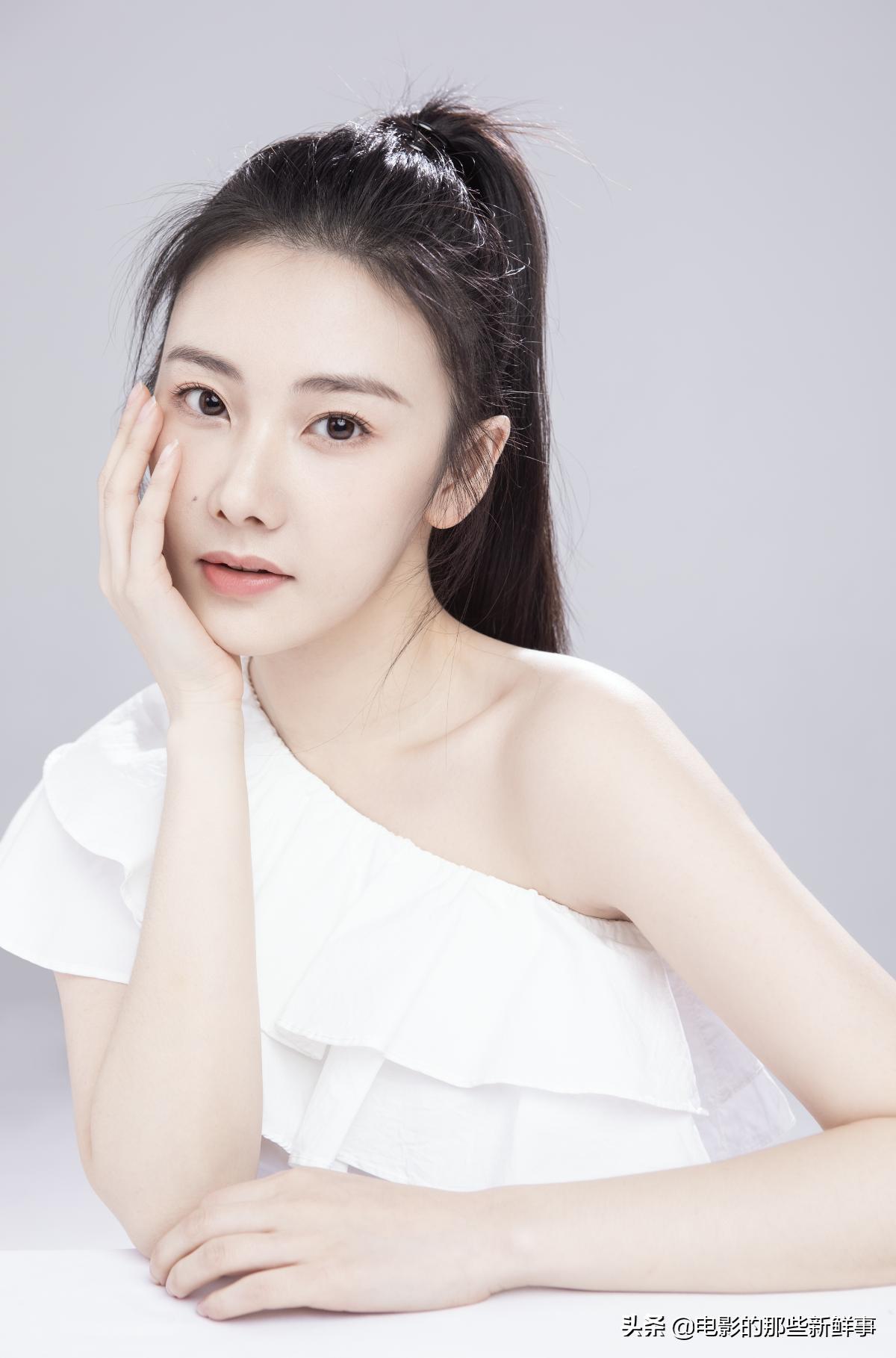 Post-95 beautiful actress Sun Ruoqi's latest photo, fair skin, angelic ...