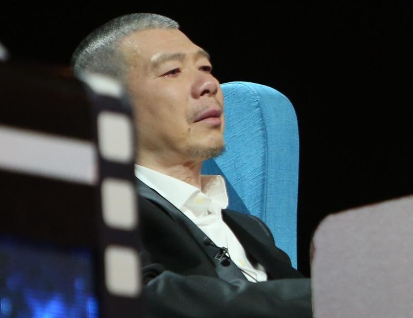 65-year-old Feng Xiaogang is dating a young beauty, wearing a navel dress to show off his figure ...