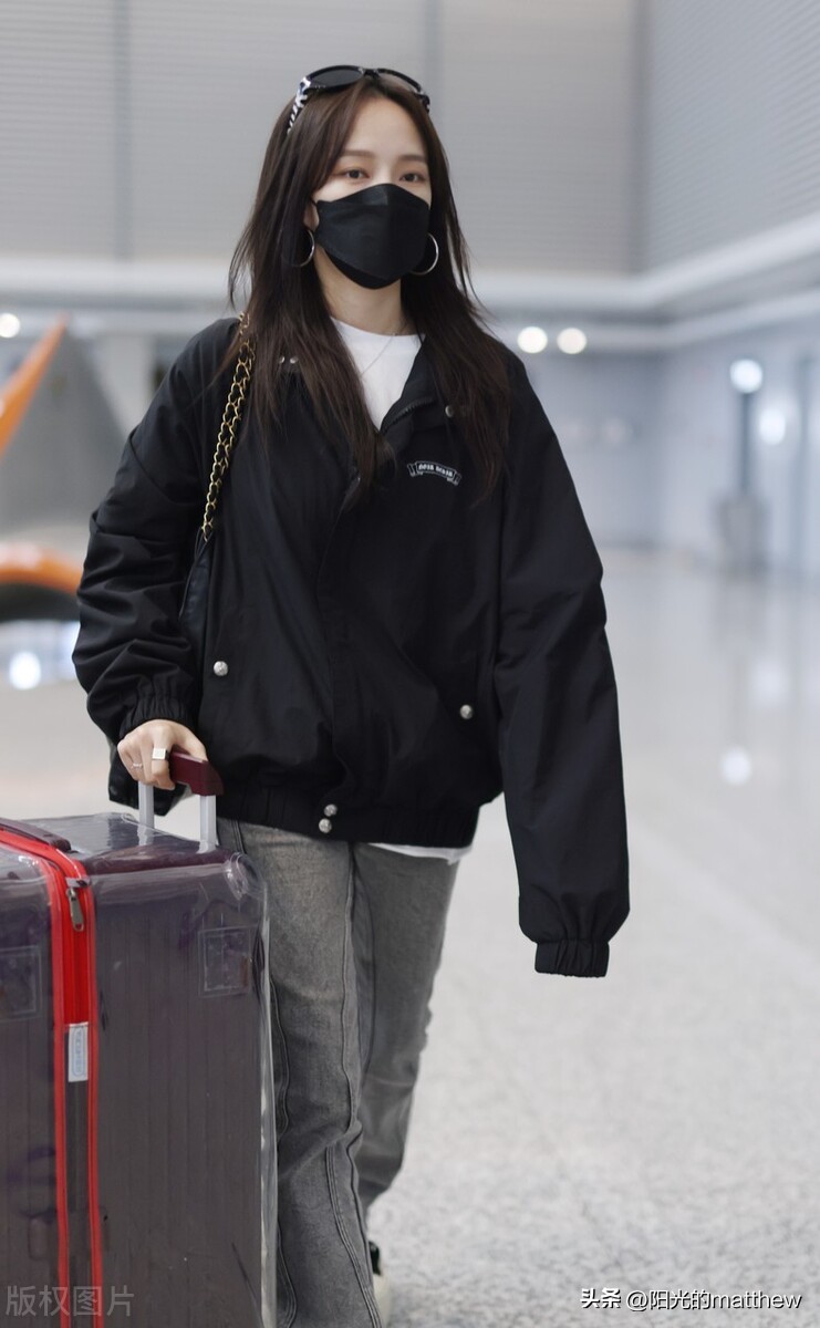 Meng Jia pushed the suitcase to go out alone, waving to fans with full ...
