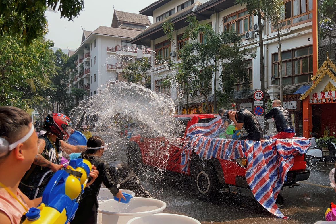 Dai calendar 1385 New Year's Day, I splashed water carnival in ...