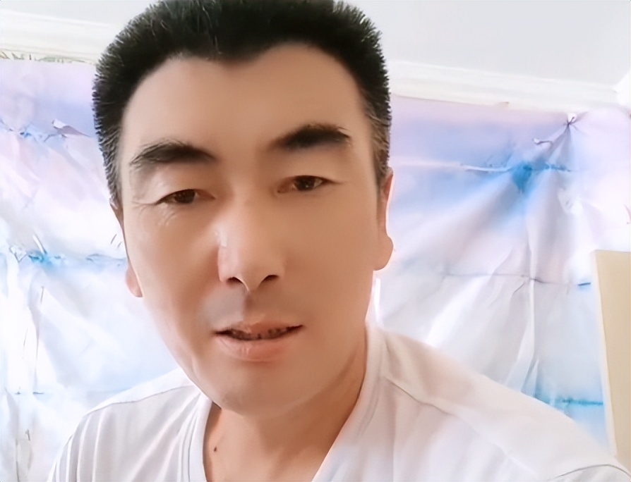 Li Yucheng drove a luxury car and went on a trip with his new lover ...