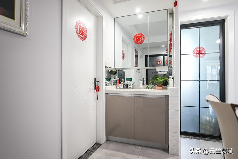 Follow Yunlan to learn how to fill the gaps in the bathroom floor tiles ...