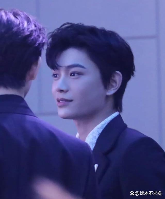 What does 181cm Ding Yuxi look like in reality?Seeing the picture ...