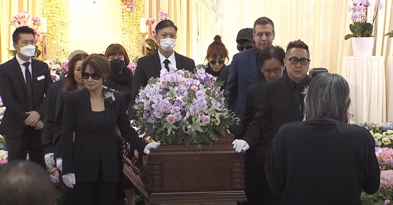 Coco Lee's funeral, the coffin was written back to the original name Li ...