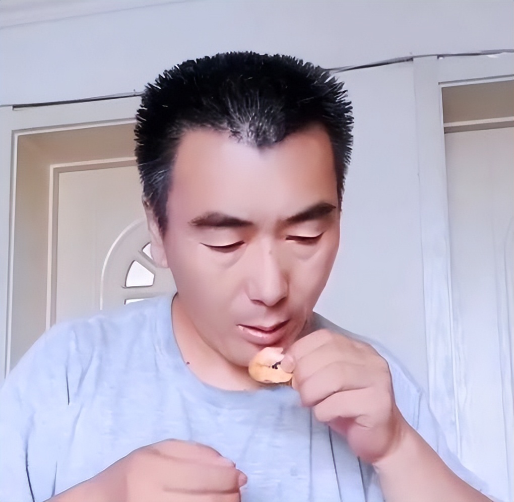 Li Yucheng eats alone again, and cooks sweet braised prawns with his ...