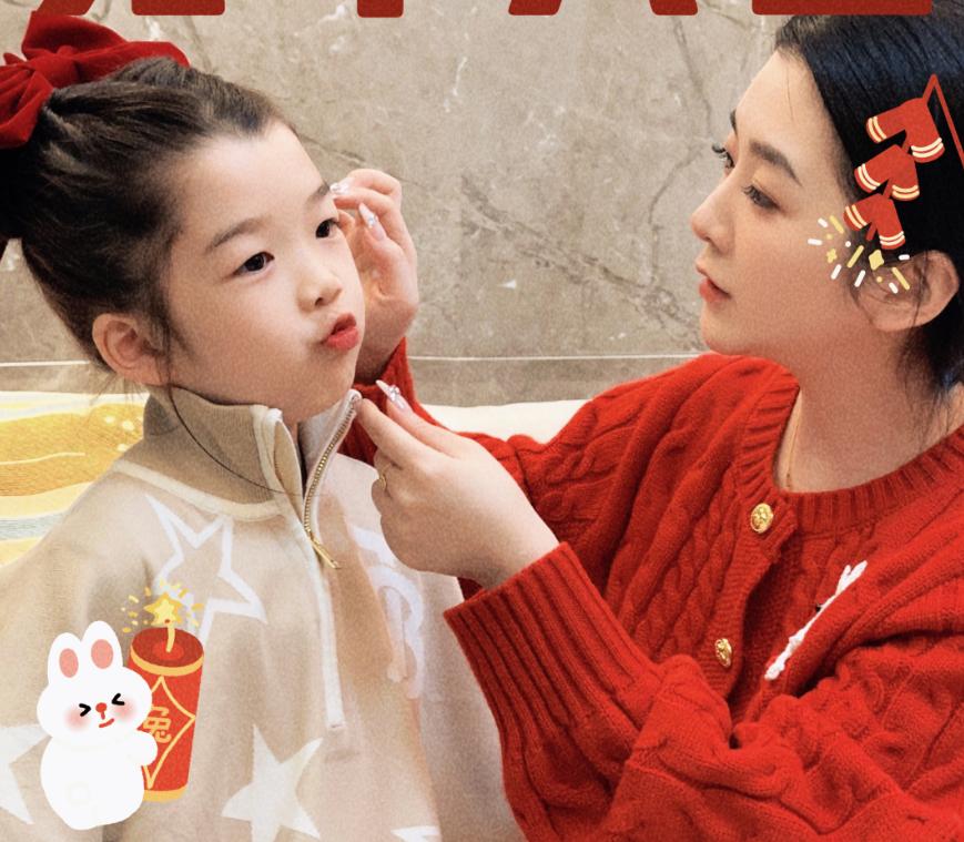 Wu Yating brought her children back to her hometown, kowtowed in new ...