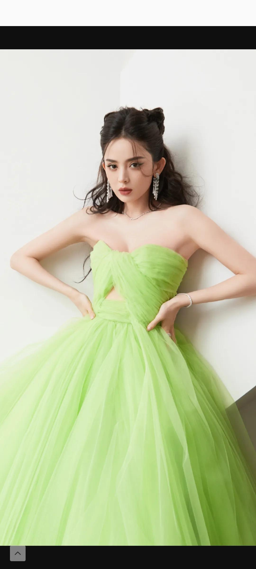 Nuozha is wearing a long green dress, the skirt is dancing and swaying ...