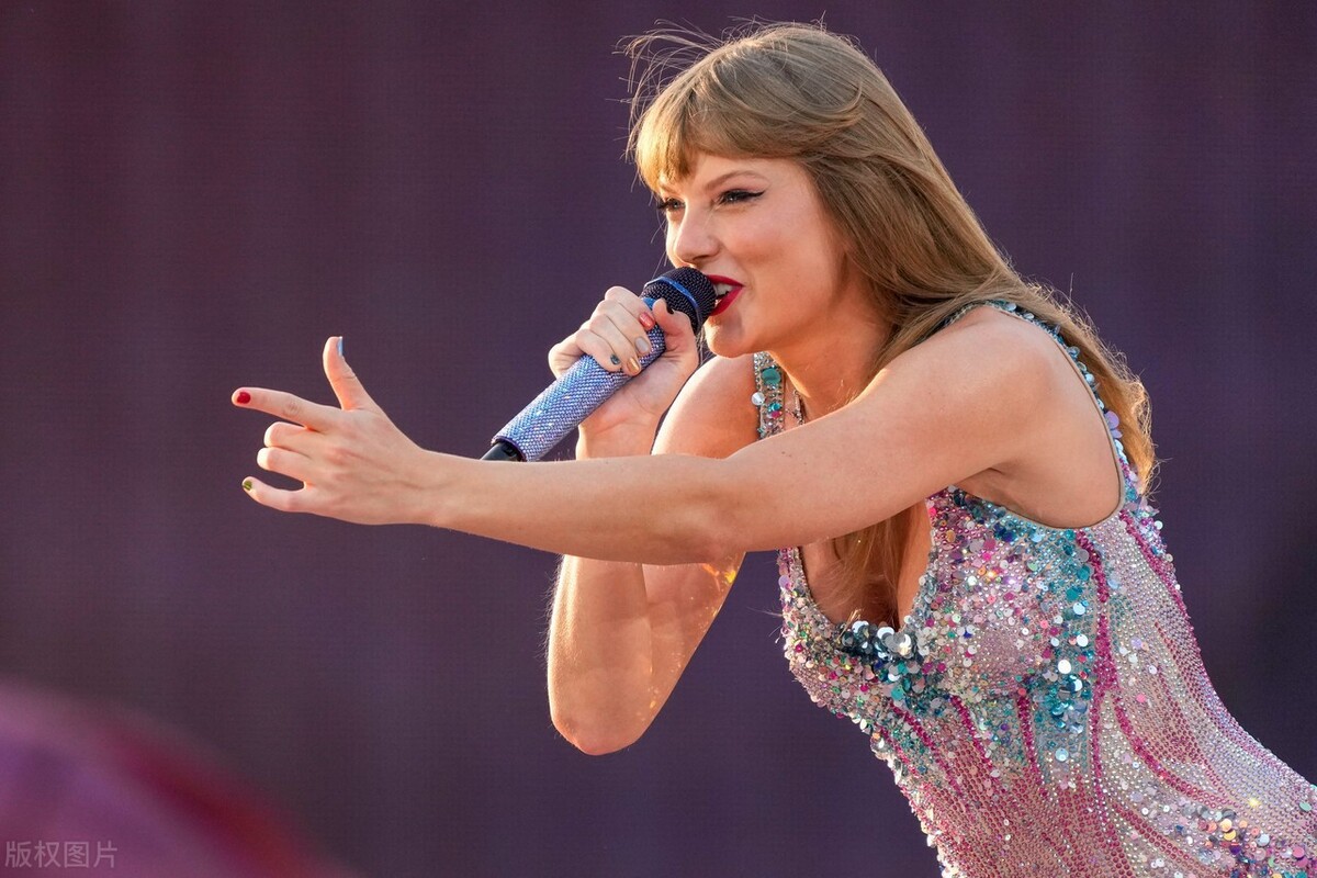 Taylor Swift's pink sequined one-piece swimsuit tour: hot and eye ...