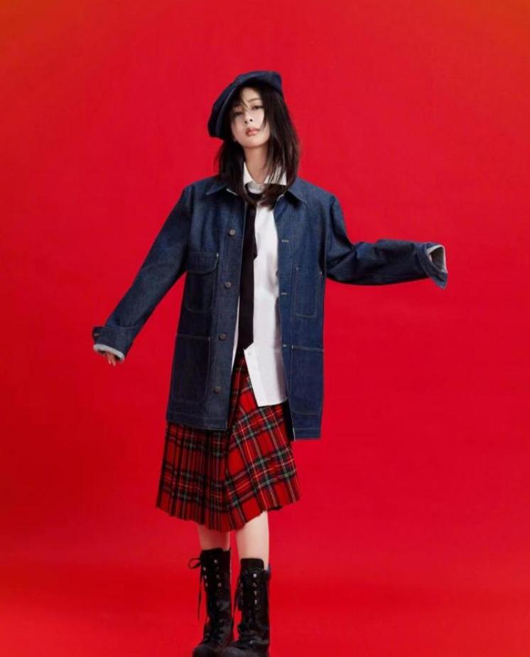 Yang Zi released the first set of photos in 2023, a denim jacket with a ...