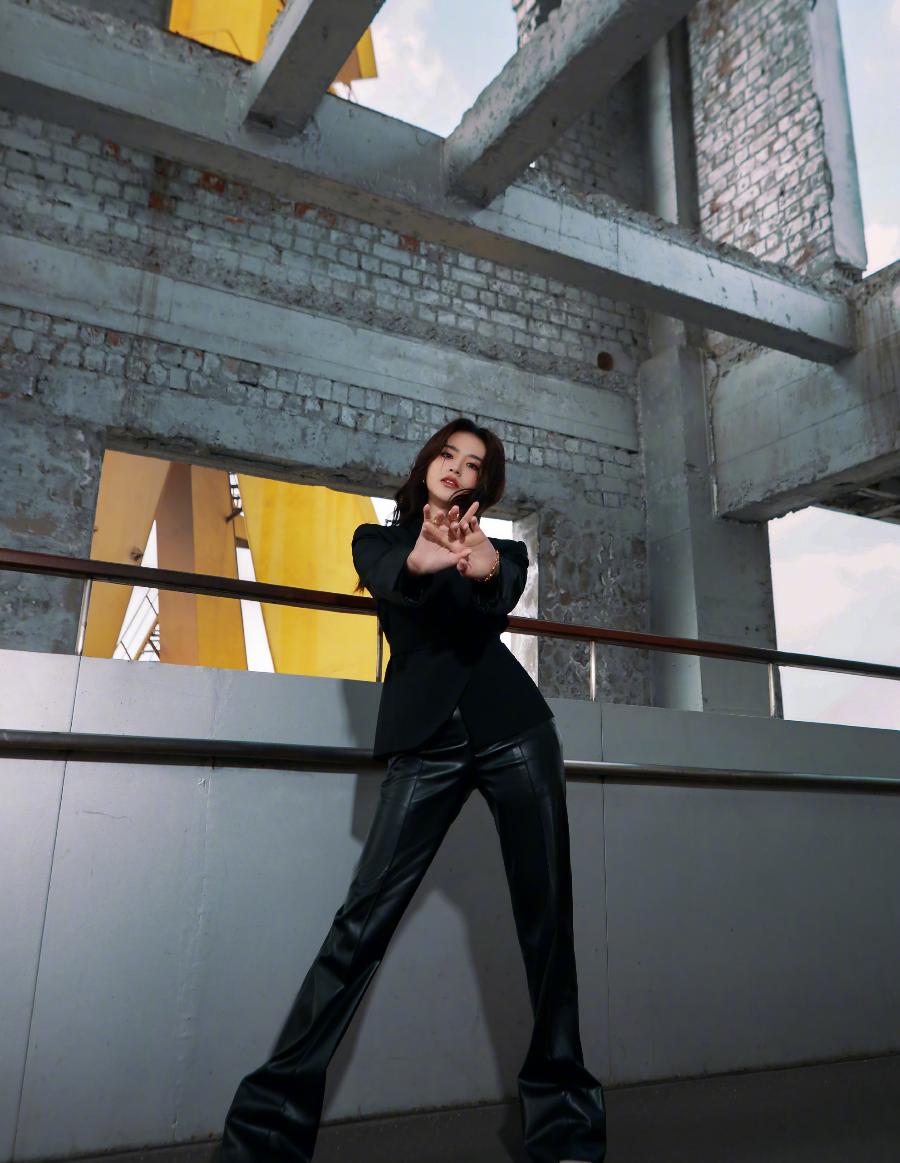 Jin Zihan is both A and sassy, all black looks handsome and dignified ...