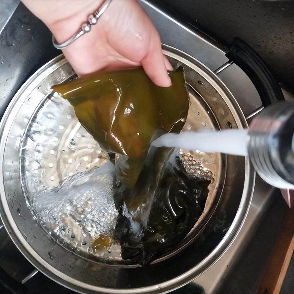 Soak kelp, remember not to use just water, just a simple trick, easy to ...