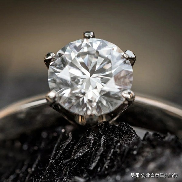 What are the advantages and risks of custom diamonds? - iNEWS
