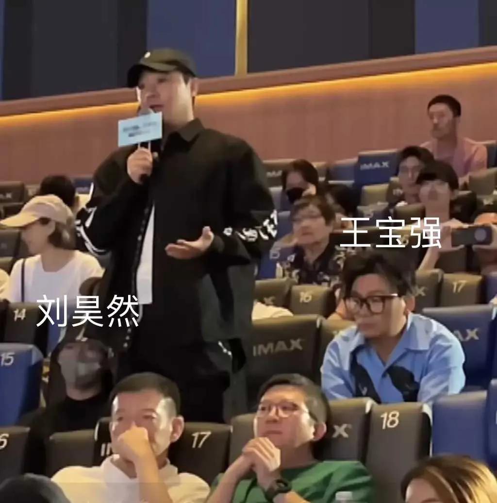 Chen Sicheng sweetly appeared at the premiere of Tong Liya's new film ...