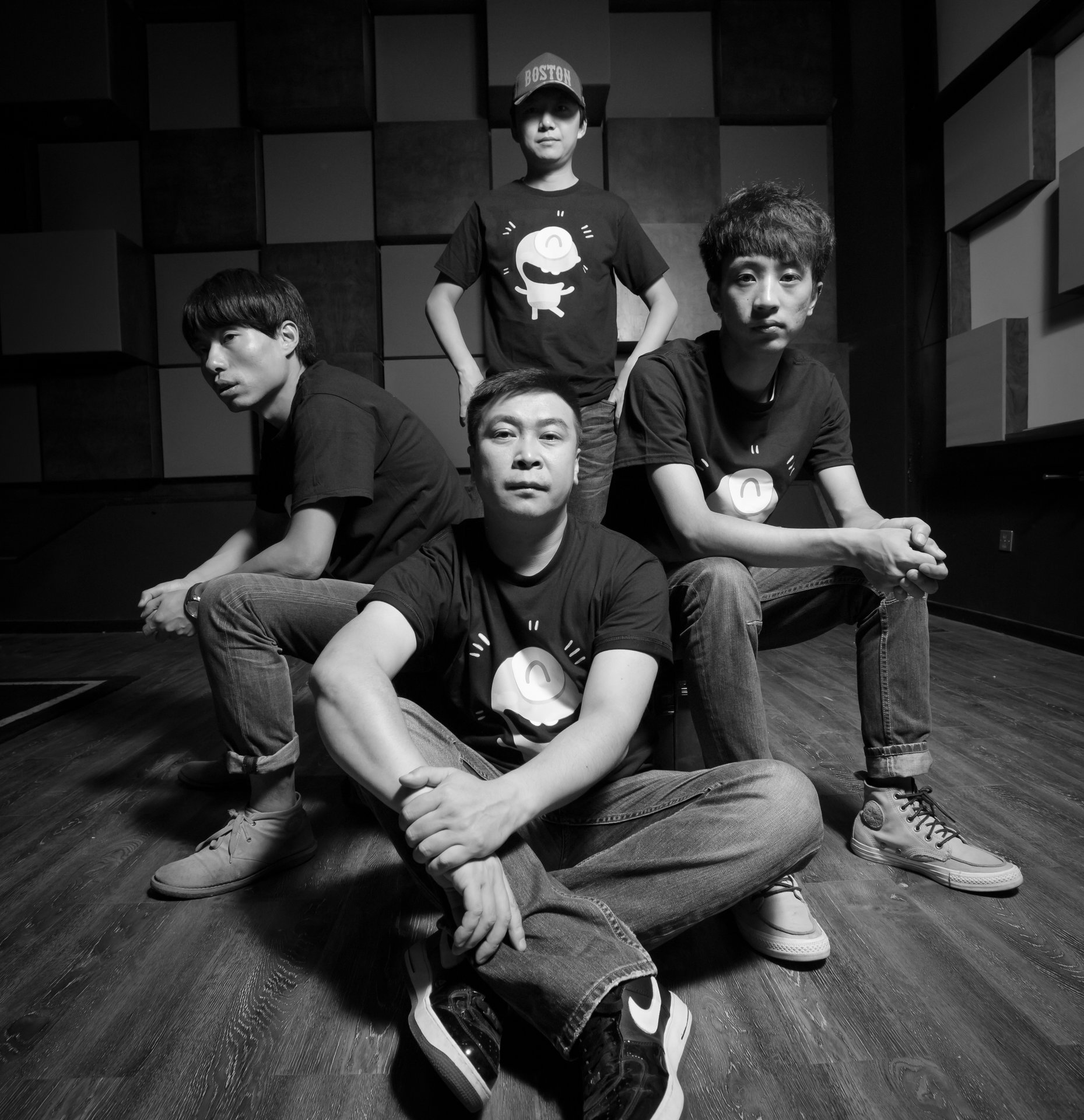 Fans spend money to listen to out-of-tune, a song makes the world ...