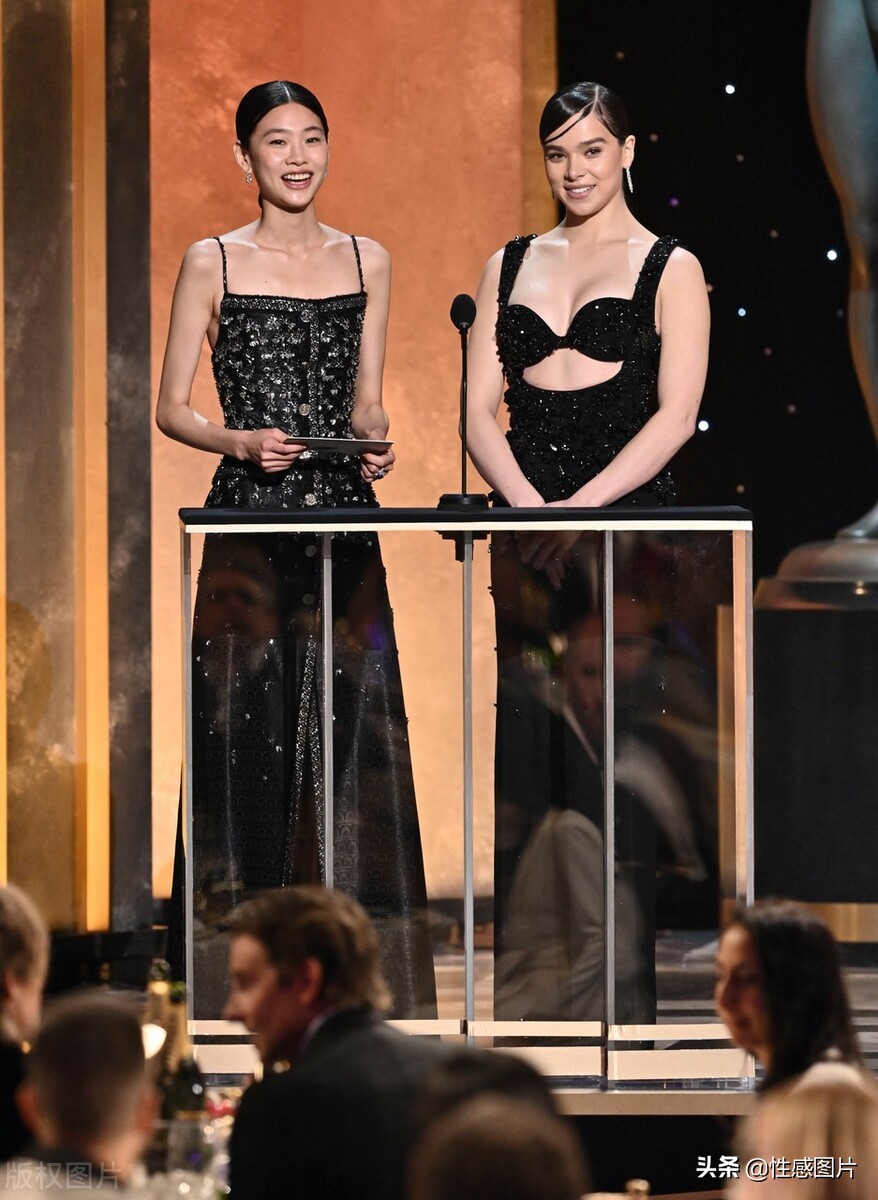 Hailee Steinfeld: Wearing a black sequined suspender, her graceful ...