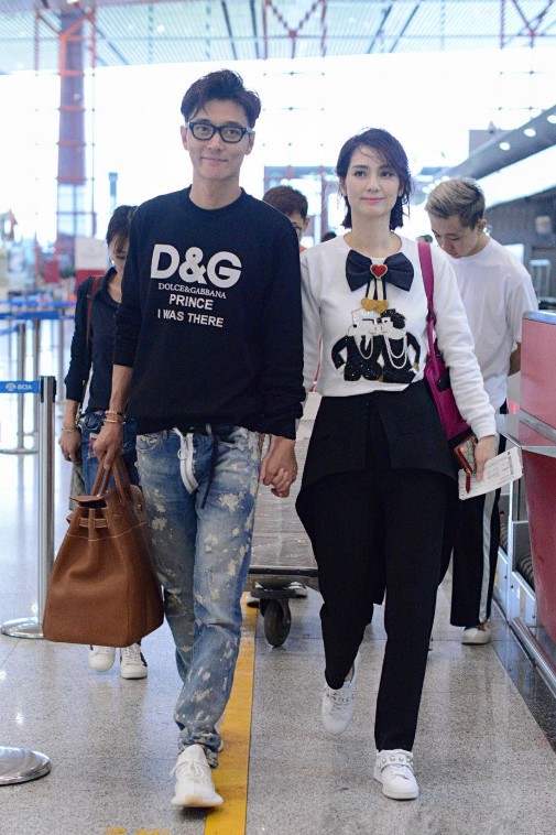 Hong Xin walked to the airport with her little husband. Although Da ...