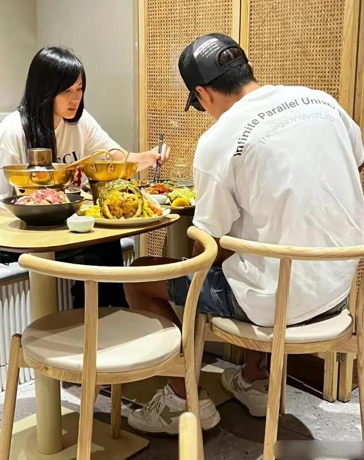 Wu Zun and his wife met by chance while eating hot pot in Shanghai. Lin ...