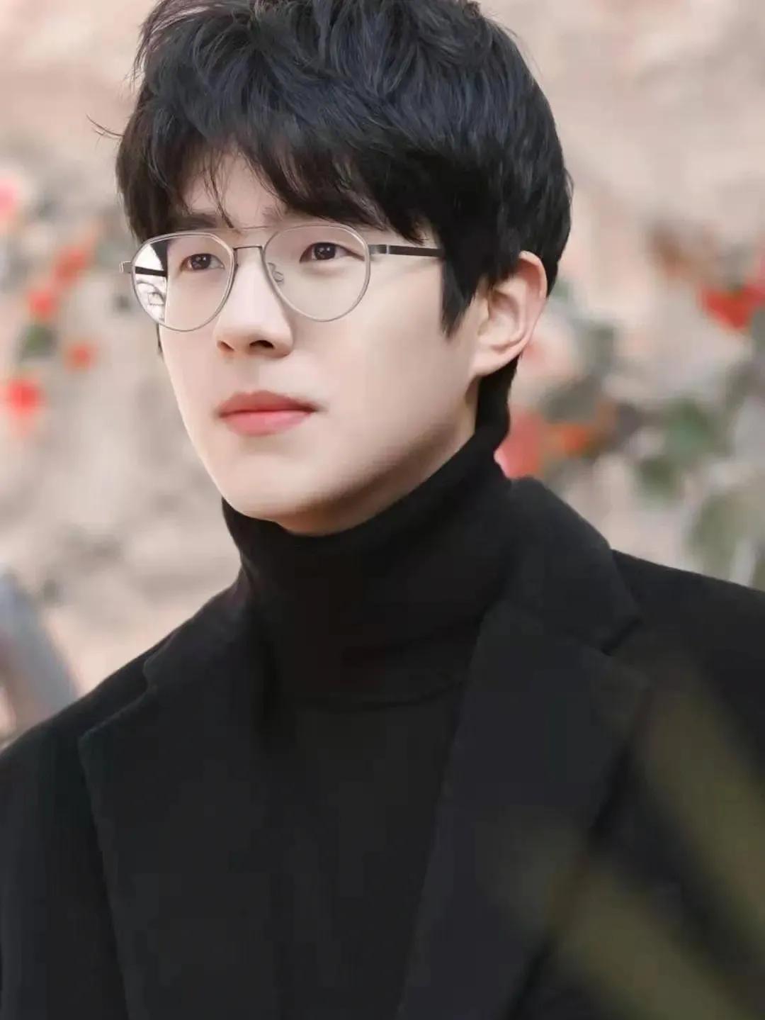 National Boyfriend Liu Haoran Apologizes for Picking His Feet After ...