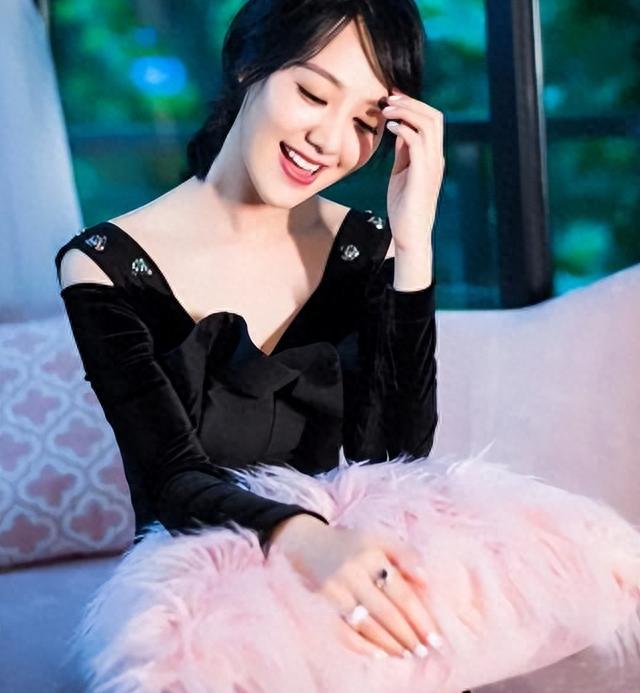 Is the beautiful CCTV host caught in a turmoil in her private life? Wang Guan left the court ...