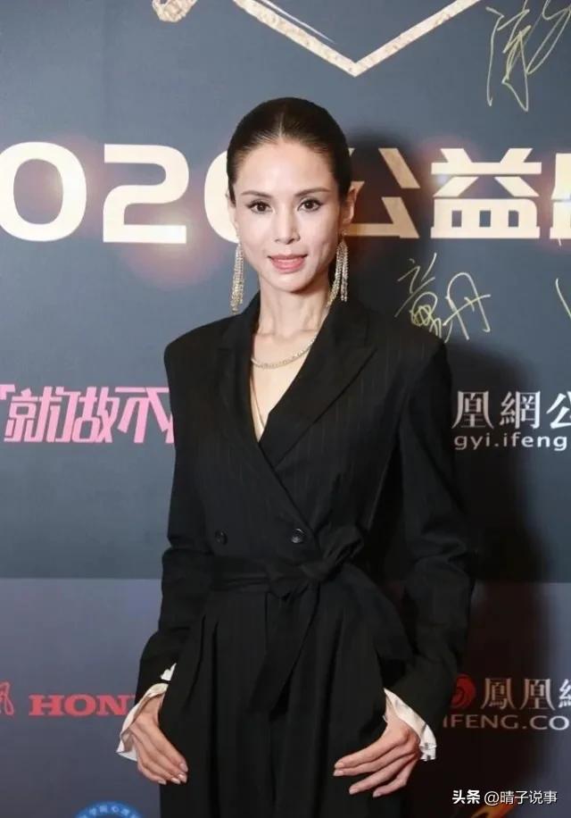 Li Ruotong and Zhou Haimei are both 57 years old on the same stage, but ...