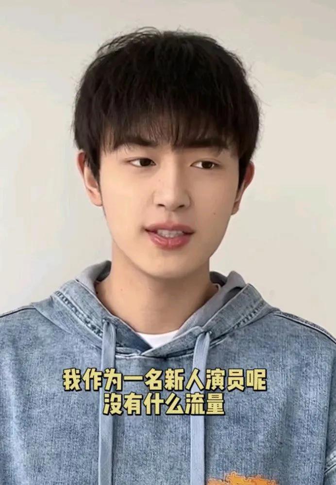 New actor Xie Chengze held a placard on the street to promote the movie ...