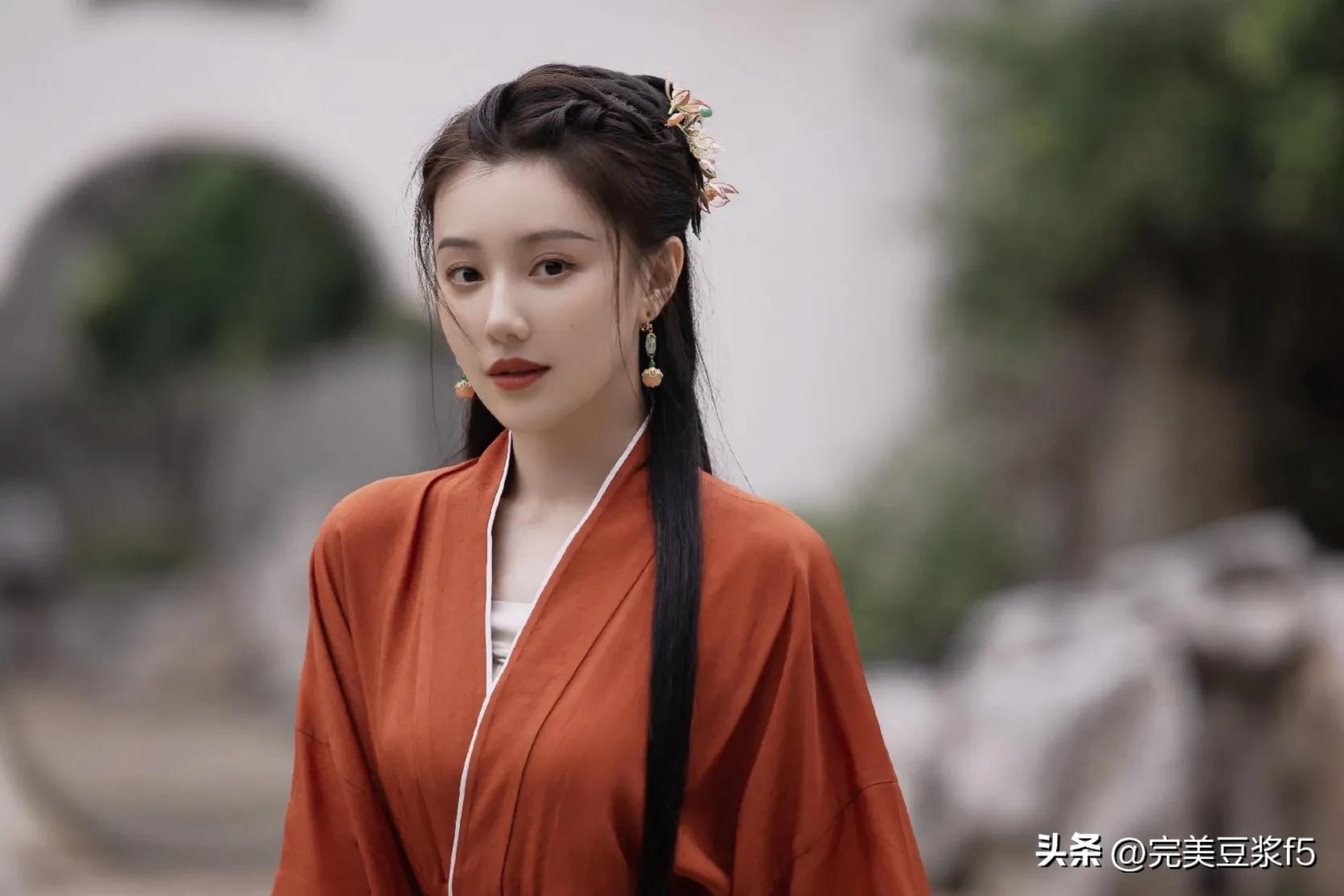 King Herun in red seemed to have seen the scene of Jiao Liqiao marrying ...