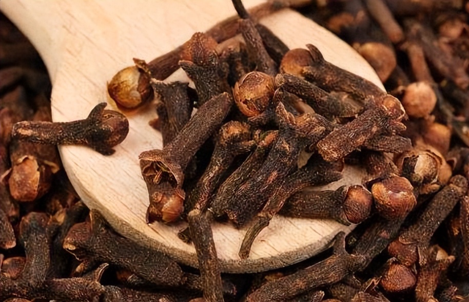 Talking about Europe: Looking at the Status of Spices in Medieval ...