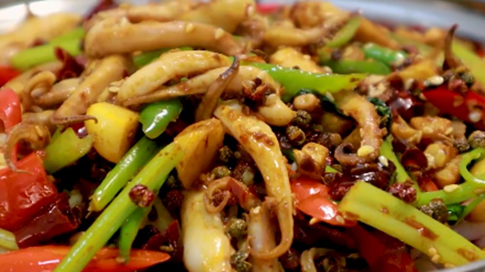 The home-made practice of dry pot squid whiskers, the taste is crisp ...