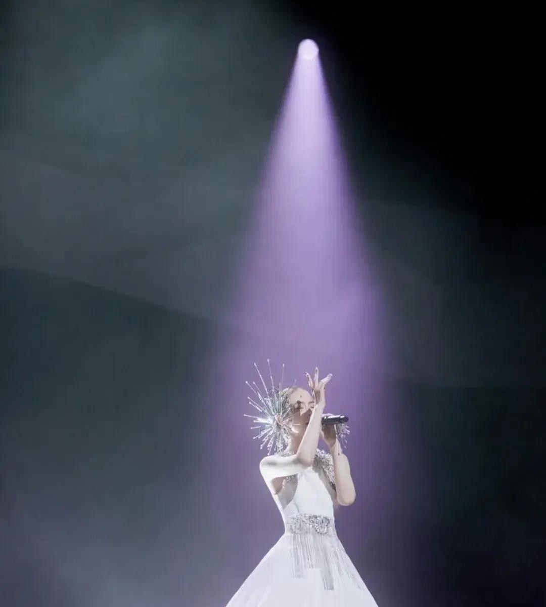 Qi Wei wore a three-story fairy dress during her Chengdu concert, and ...