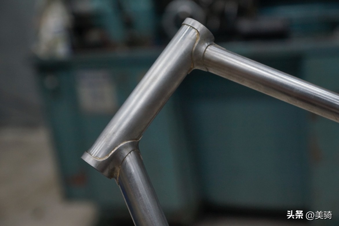 Slender and elegant handmade steel frame bicycle - iNEWS