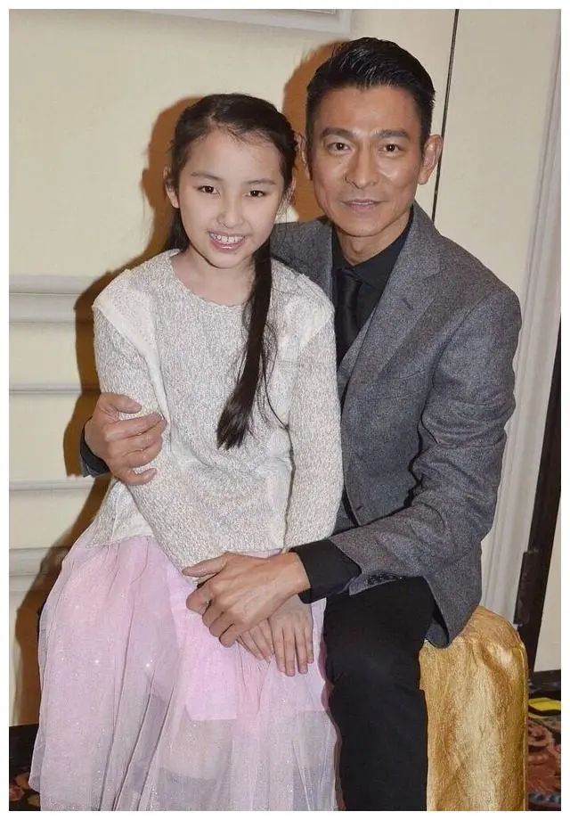 Andy Lau watched his daughter's performance, the daughter is super cute ...